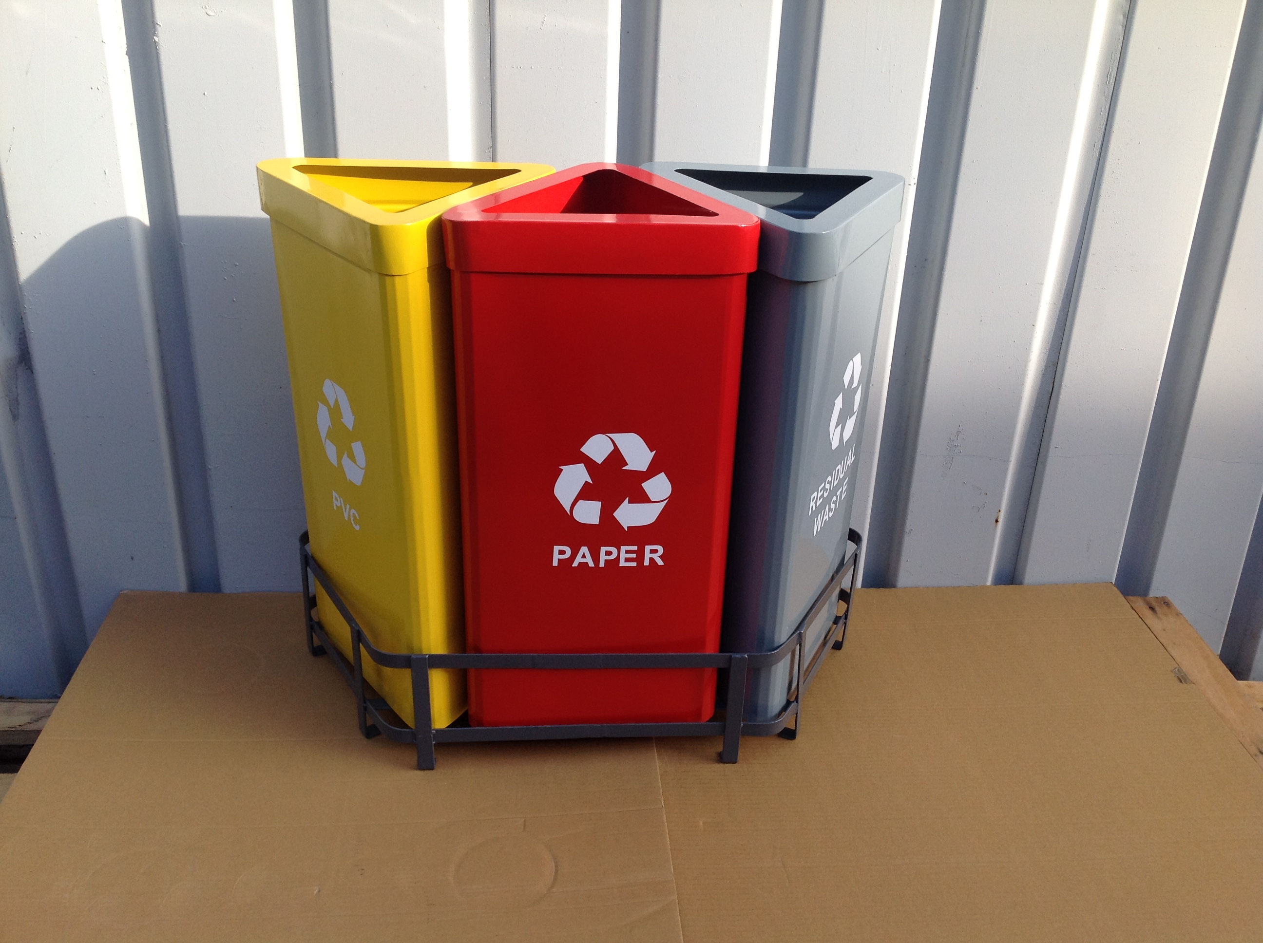 Containere pentru reciclare selectiva si mobilier urban | ArtInox
